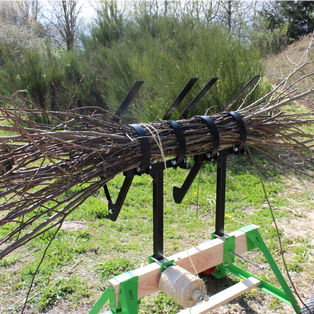 Wood chipper - Easily turn your hedge trimmings and branches into ...