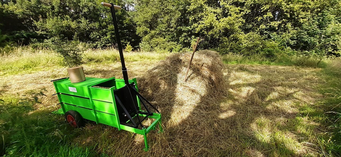 Manual hay press: compact, sturdy, and artisanal