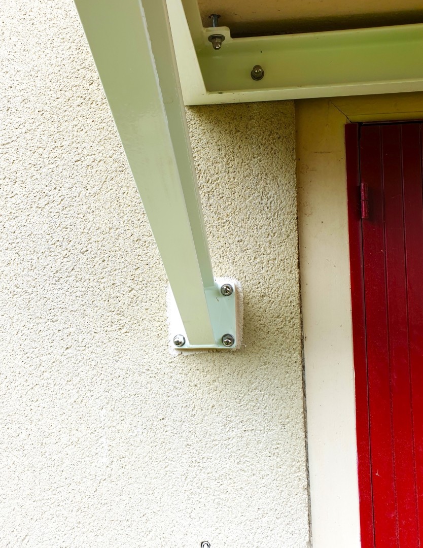 Balcony and balcony supports
